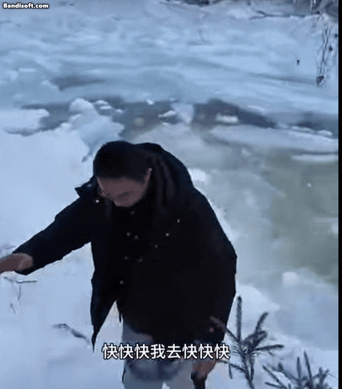 Tourists escape sudden ice surge in Xinjiang