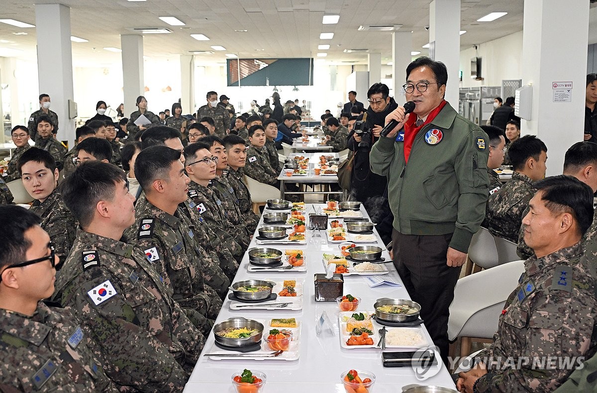 Parliamentary leader visits Air Force unit