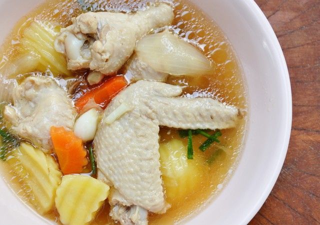 Rekomendasi makanan dan minuman hangat saat hujan untuk teman nonton