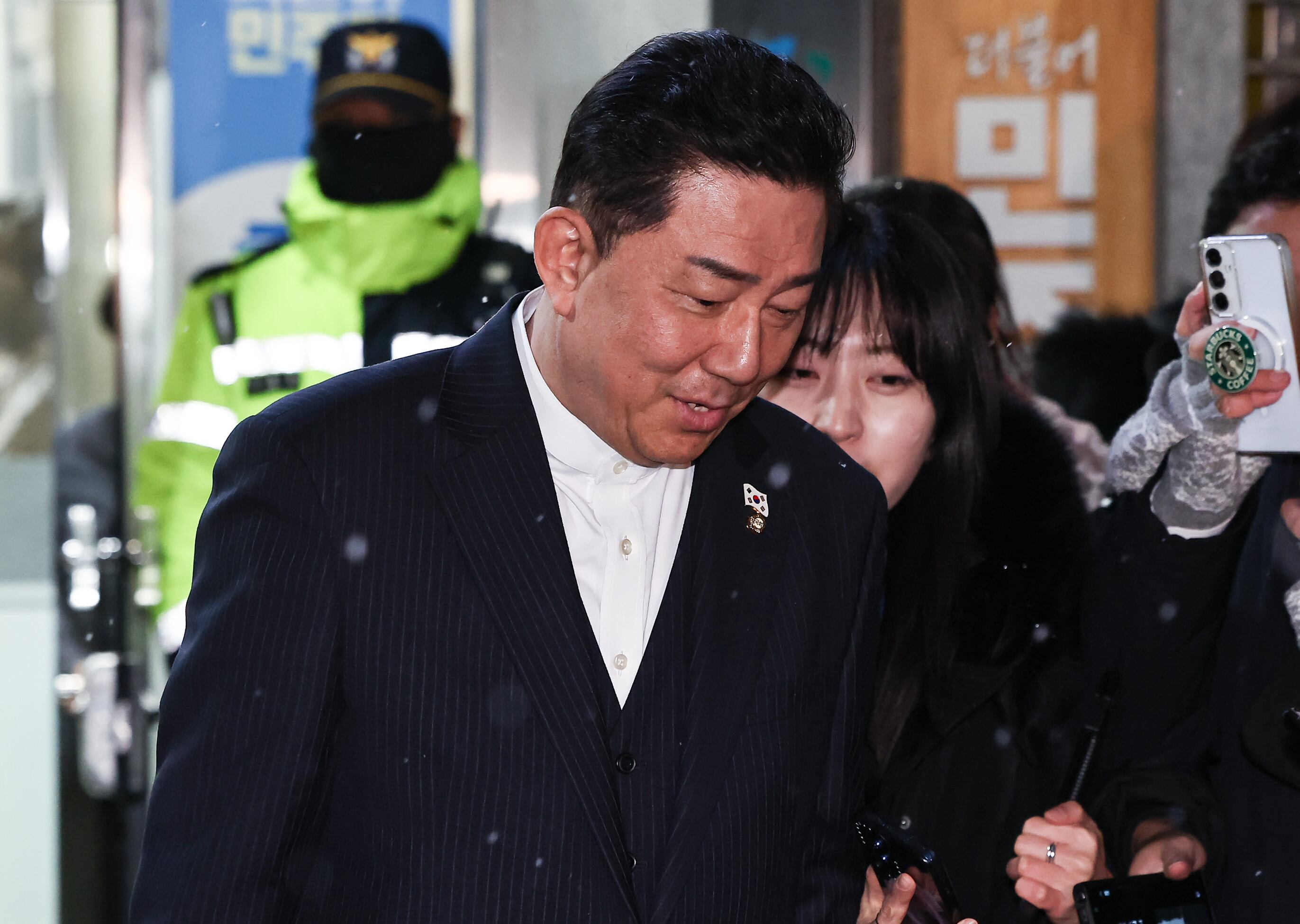 Democratic Party Rep. Kim Byung-kee barred from travel over illegal funds