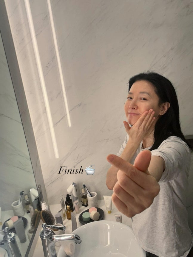 이영애, 나이를 잊은 투명한 피부 [AI 포토컷]