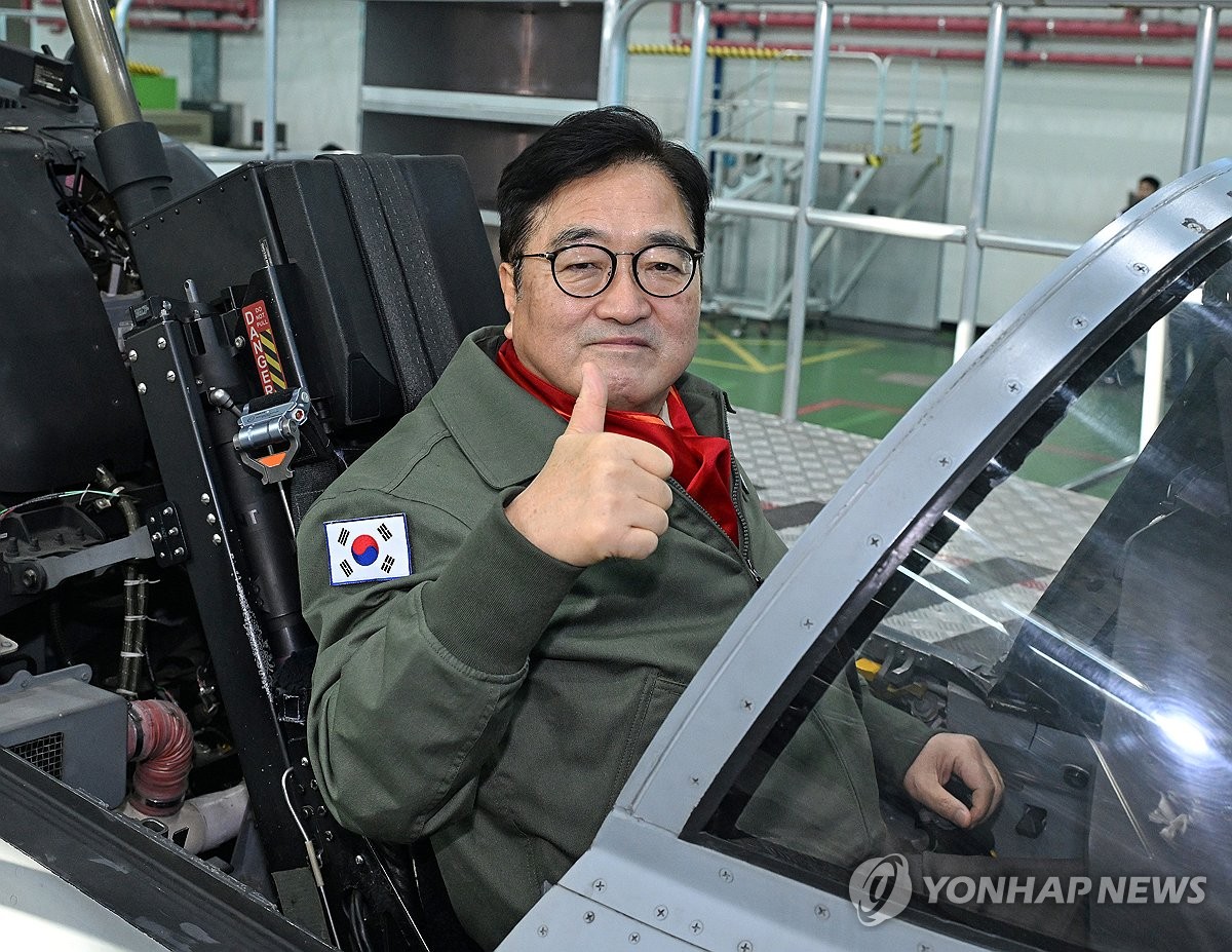 Parliamentary leader visits Air Force unit