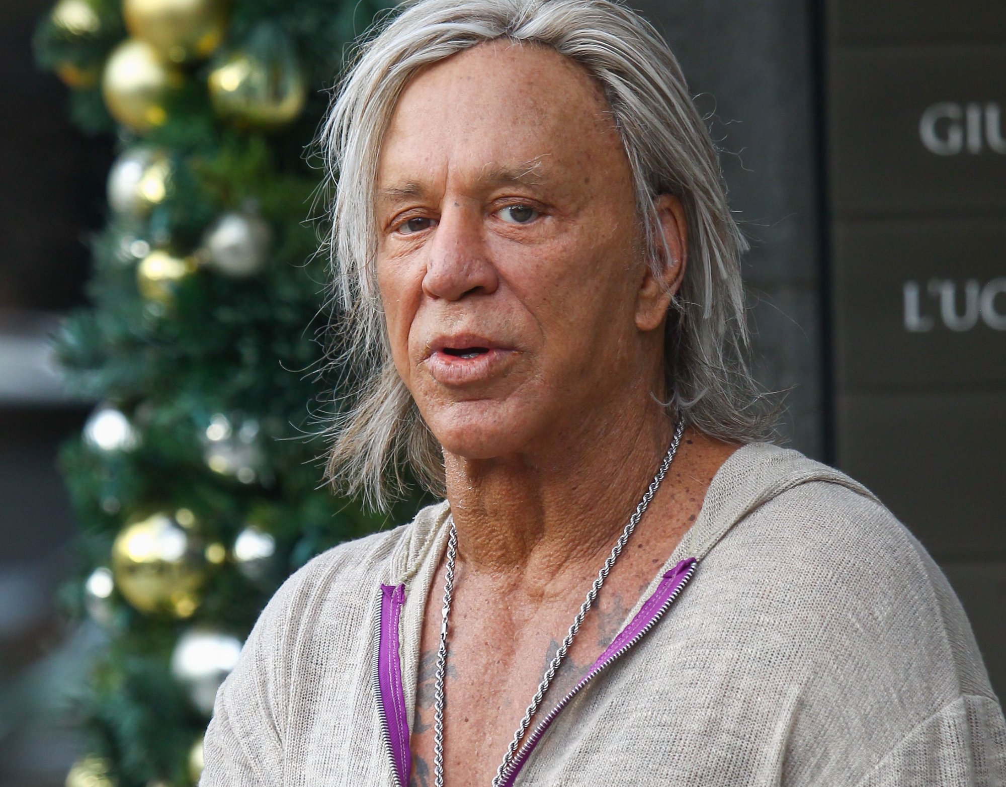 Mickey Rourke is blut, maar hij heeft niet zelf online om geld gevraagd
