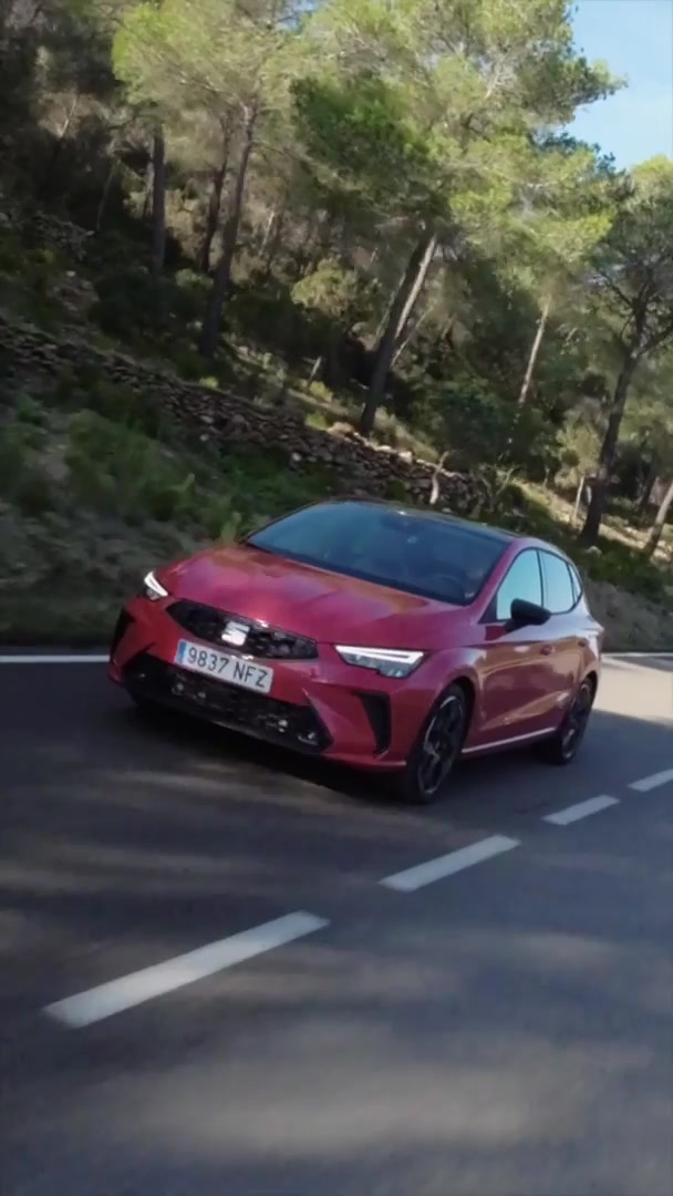 The new SEAT Arona Style in liminal red - Driving video