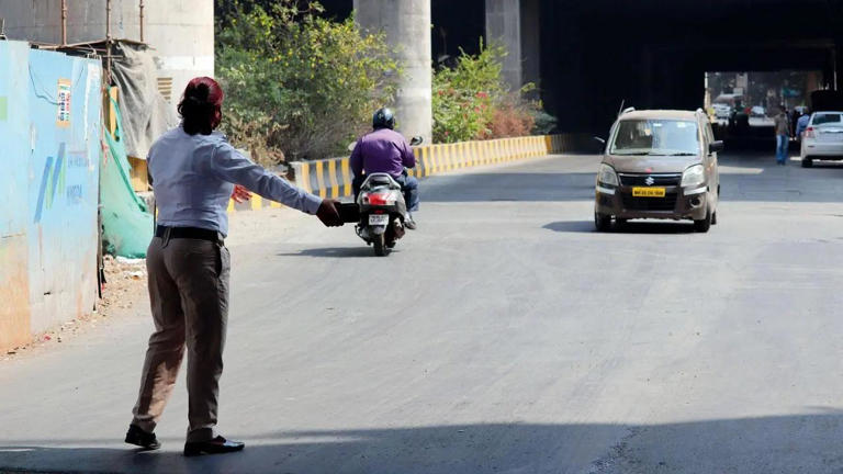 Mumbai Police issue traffic curbs on Wadala Link Road for Metro Line-4 ...