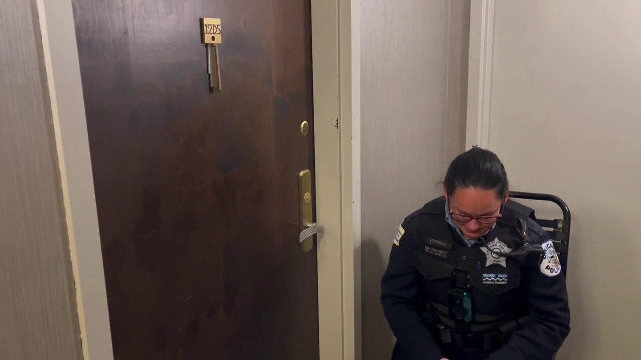 Police seen outside Chicago apartment of Ohio double-murder suspect