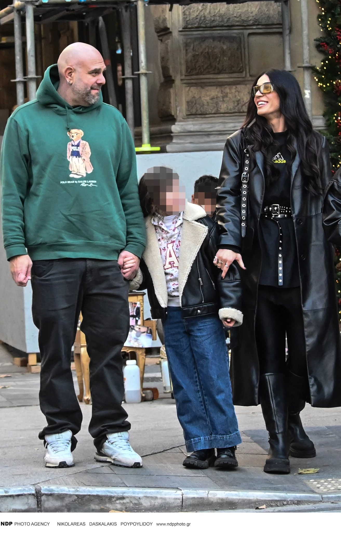 Ανατολή Κουινέλη | Με leather jacket σε βόλτα με τους γονείς της, Ήβη Αδάμου και Stavento