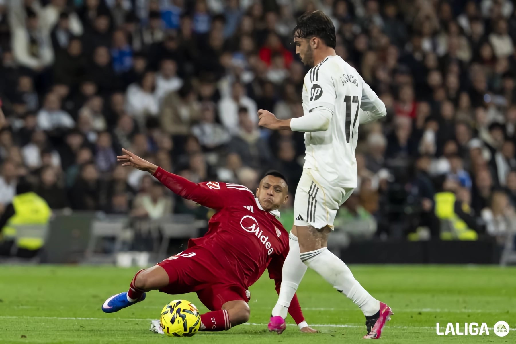 La crisis ahoga al Sevilla: el equipo de Alexis Sánchez y Gabriel Suazo ...