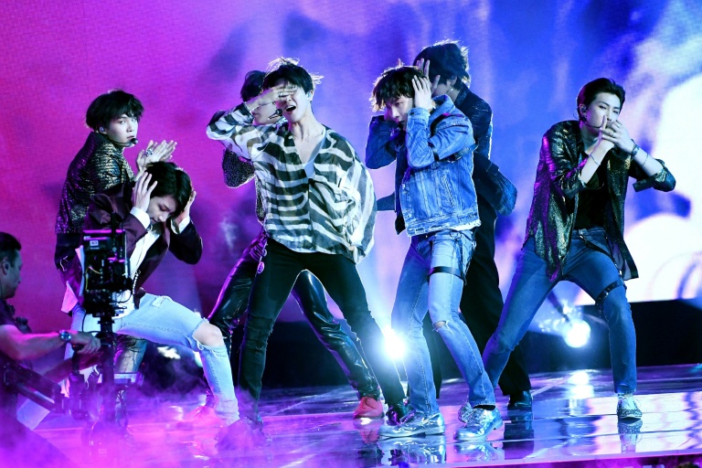 K-Pop-Band BTS nach langer Pause ab April auf Welttournee - zwei ...