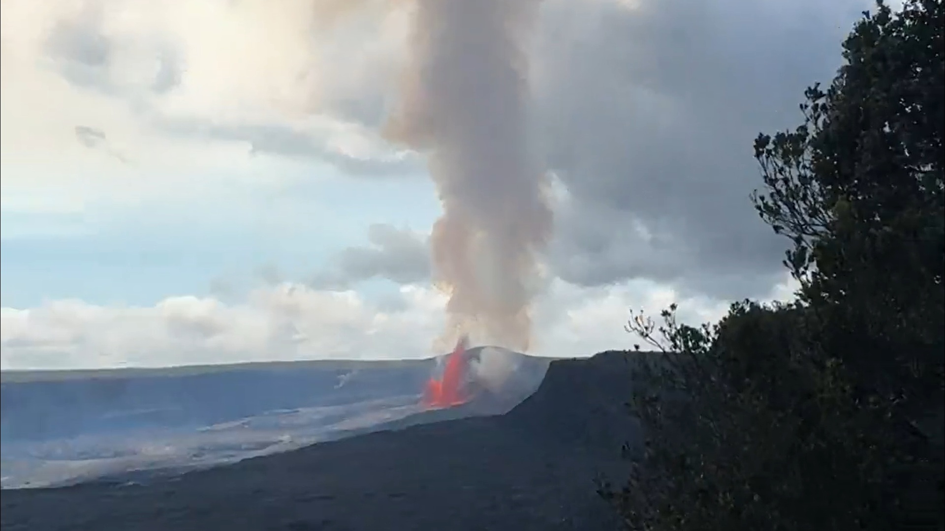 Awe-inspiring footage shows lava fountain at the summit of Kīlauea ...