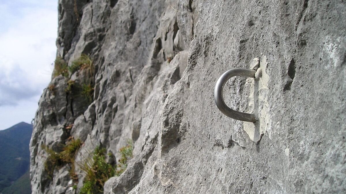 Un Français de 31 ans fait une chute mortelle de 20 m pendant une ...