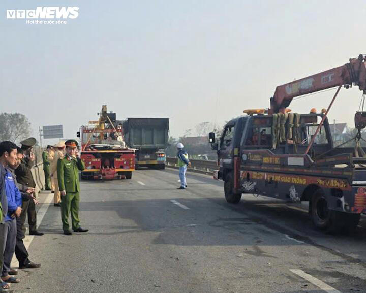 Hiện trường tai nạn thảm khốc trên cao tốc ở Thanh Hoá, 4 người tử vong