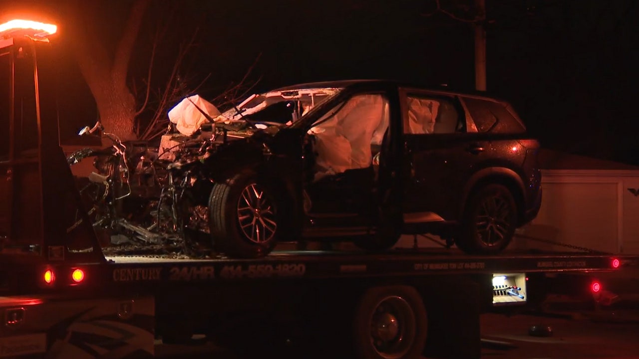 Milwaukee fatal crash; driver hit tree near 94th and Wilbur, 1 arrested