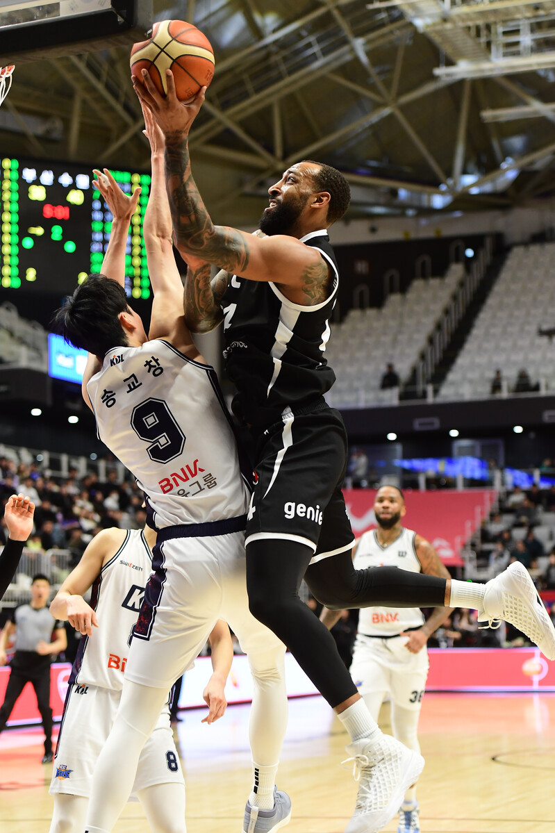 [BK 리뷰] ‘107점 폭발’ KT, 5할 승률 지켰다... 부상 악재 속에서도 KCC 꺾고 2연승!