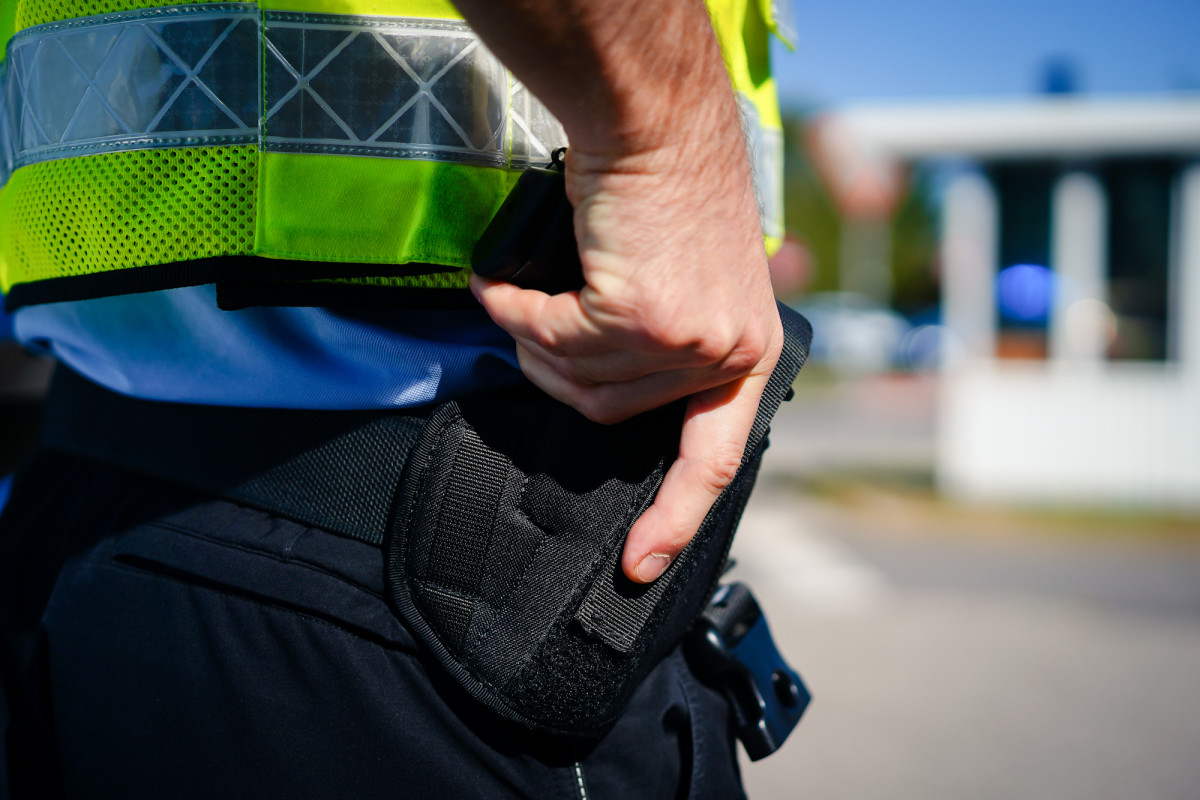 Řidič ujížděl Prahou policistům, prostřelili mu zadní kolo. Pak utekl ...