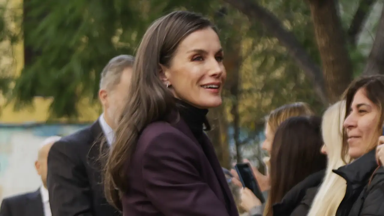 La reina Letizia desafía al Pantone 2026 con su traje nuevo: morado ...