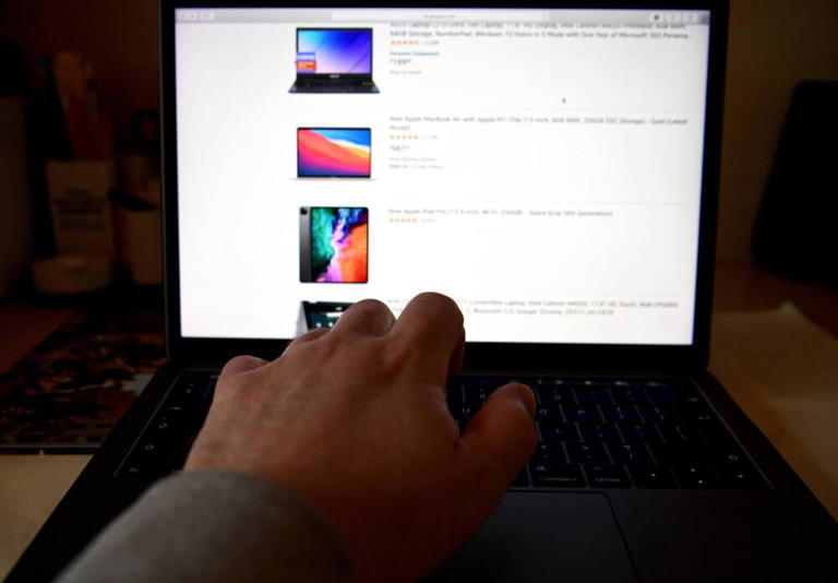 77 proc. dorosłych Polaków kupuje online minimum raz w miesiącu