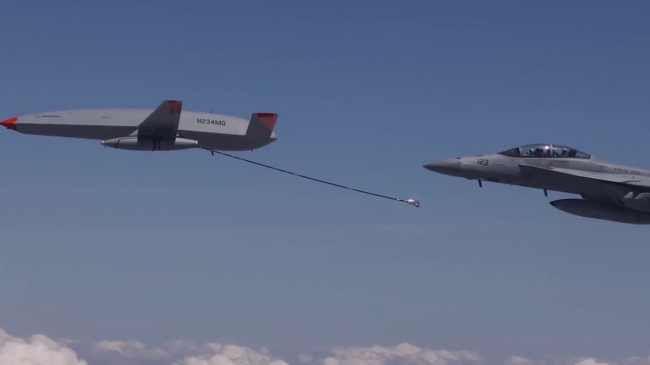 Why refueling aircraft in midair is harder than it looks