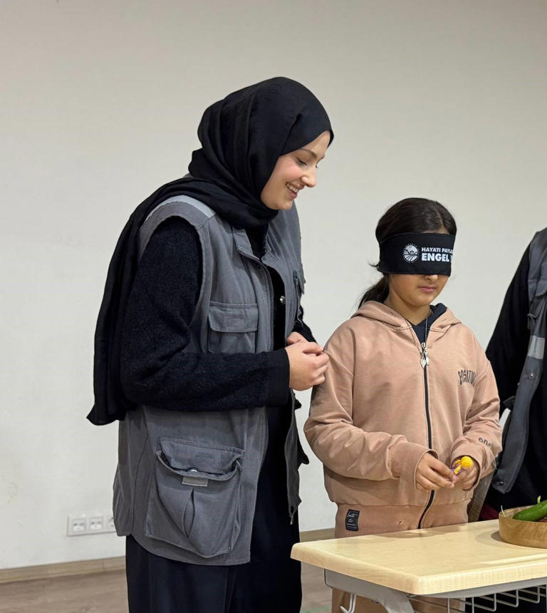 Gözlerini bağlayıp su doldurdular: Öğrencilere "Beyaz Baston" farkındalığı