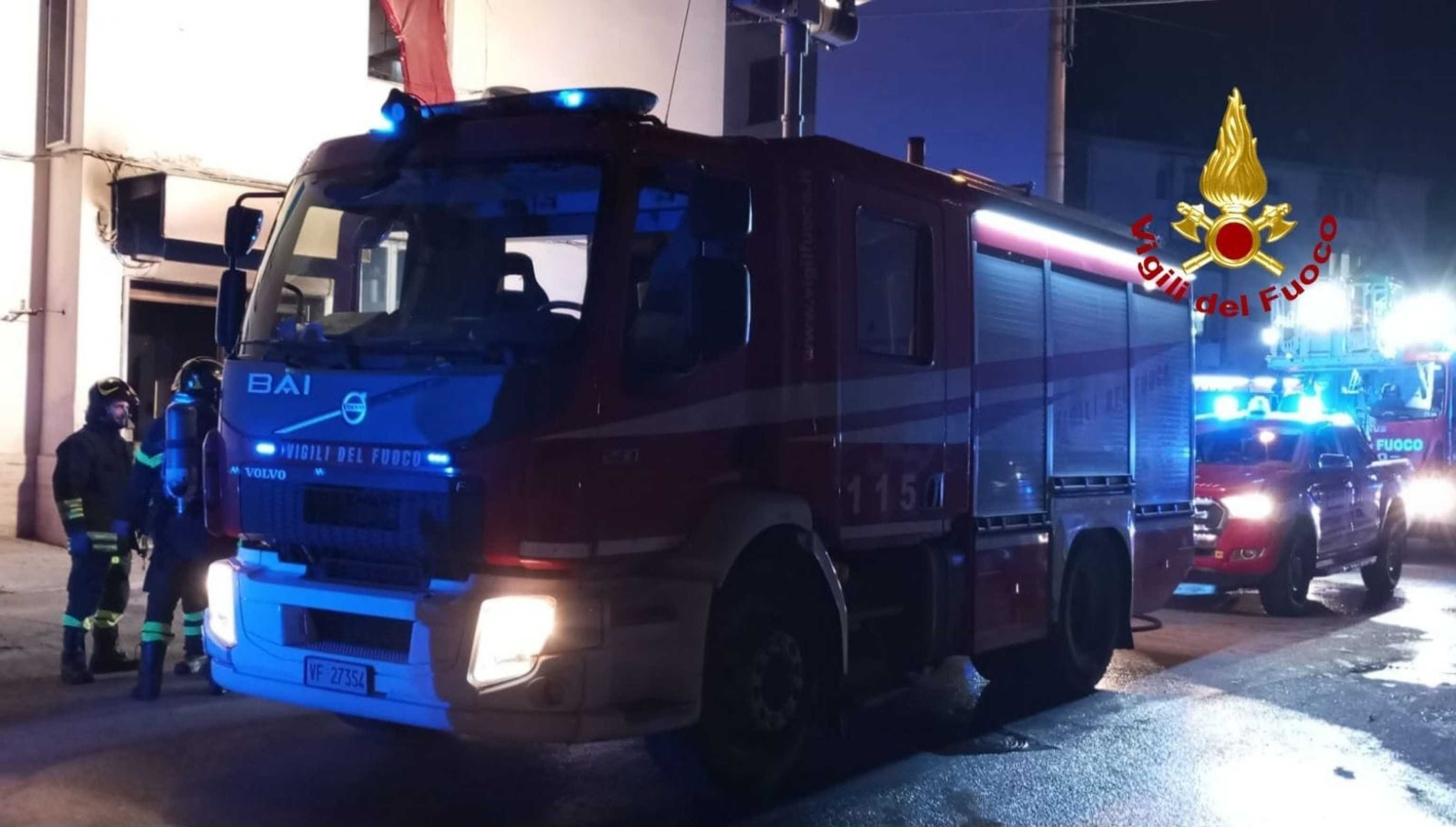 Paura per incendio, anziana e 4 bimbi portati attraverso i balconi