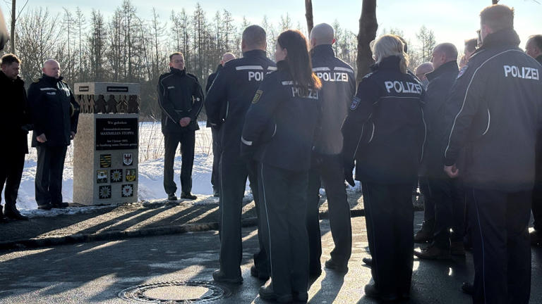Gedenken in Lauchhammer: Stele für getöteten Polizisten sorgt für ...