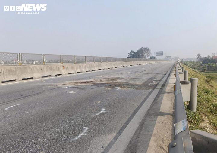 Hiện trường tai nạn thảm khốc trên cao tốc ở Thanh Hoá, 4 người tử vong