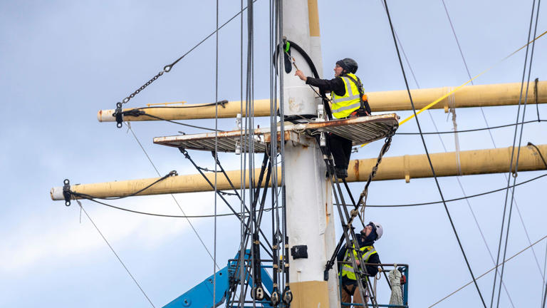 Masts of historic ship on River Clyde removed for conservation work