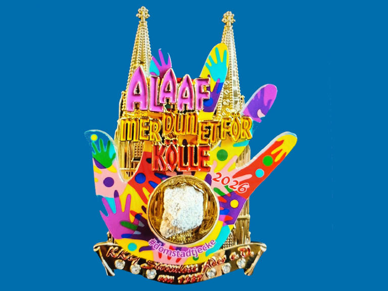 Jecke Ecke: EhrenGarde verpasst Cat Ballou einen Satz Mützen