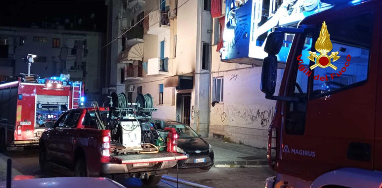 Paura per incendio, anziana e 4 bimbi portati attraverso i balconi