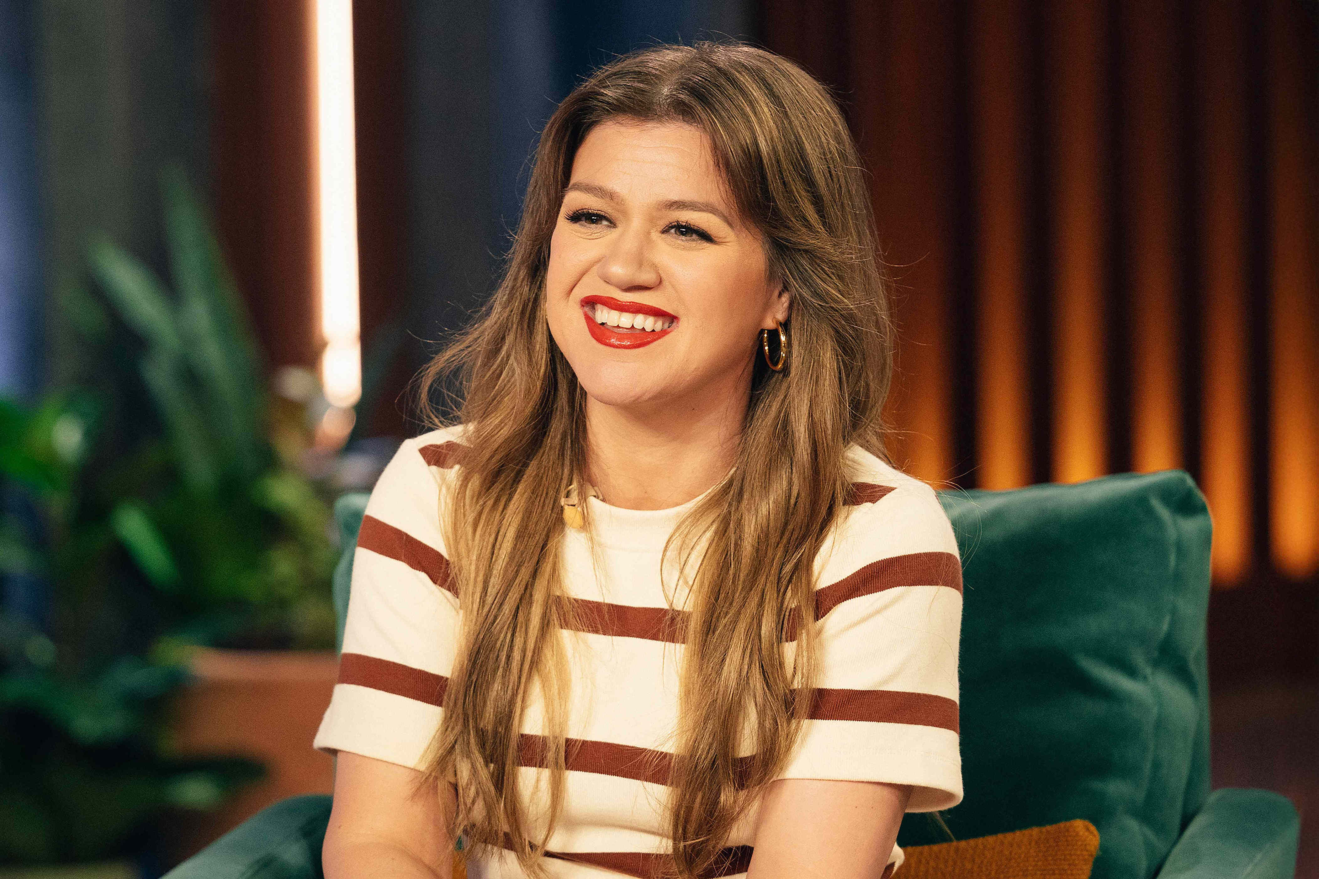Kelly Clarkson's statement-making floral jeans have us dreaming of ...
