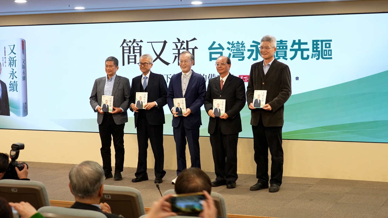 Former environment minister pushes for sustainability with new book