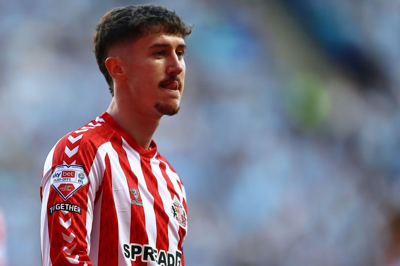 Rangers on Dan Neil transfer red alert as Sunderland star told to 'make ...