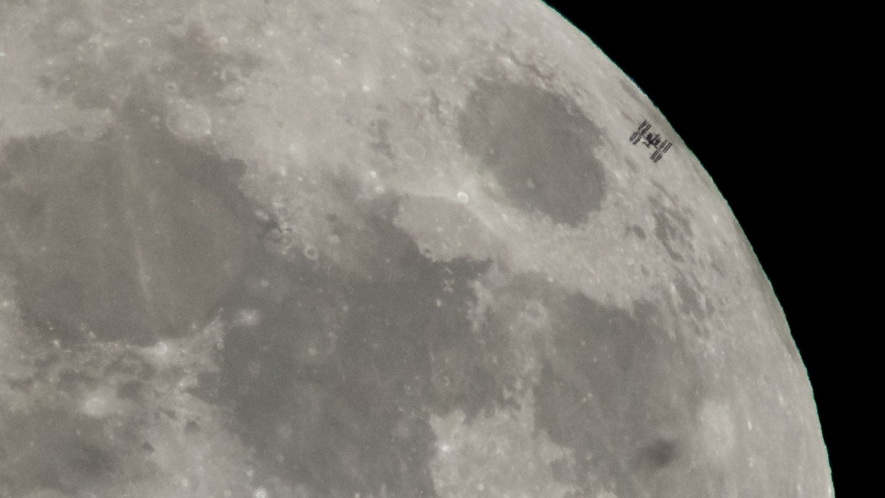 Astrophotographer nails insane shot of ISS crossing the moon
