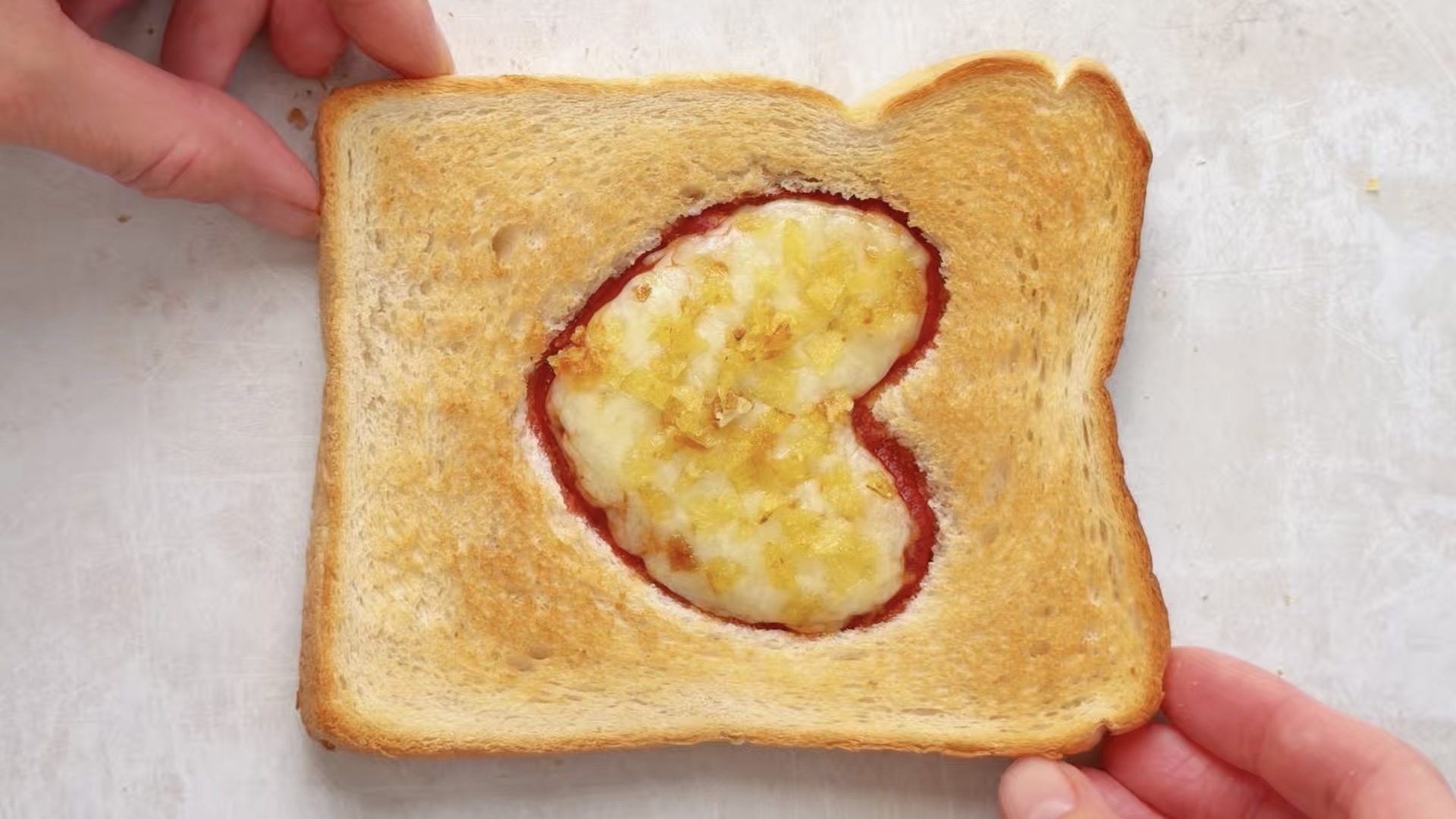 Crispy heart pizza toast