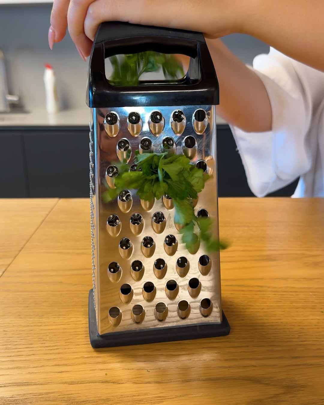Finger-safe veggie prep hack🍅🔪
