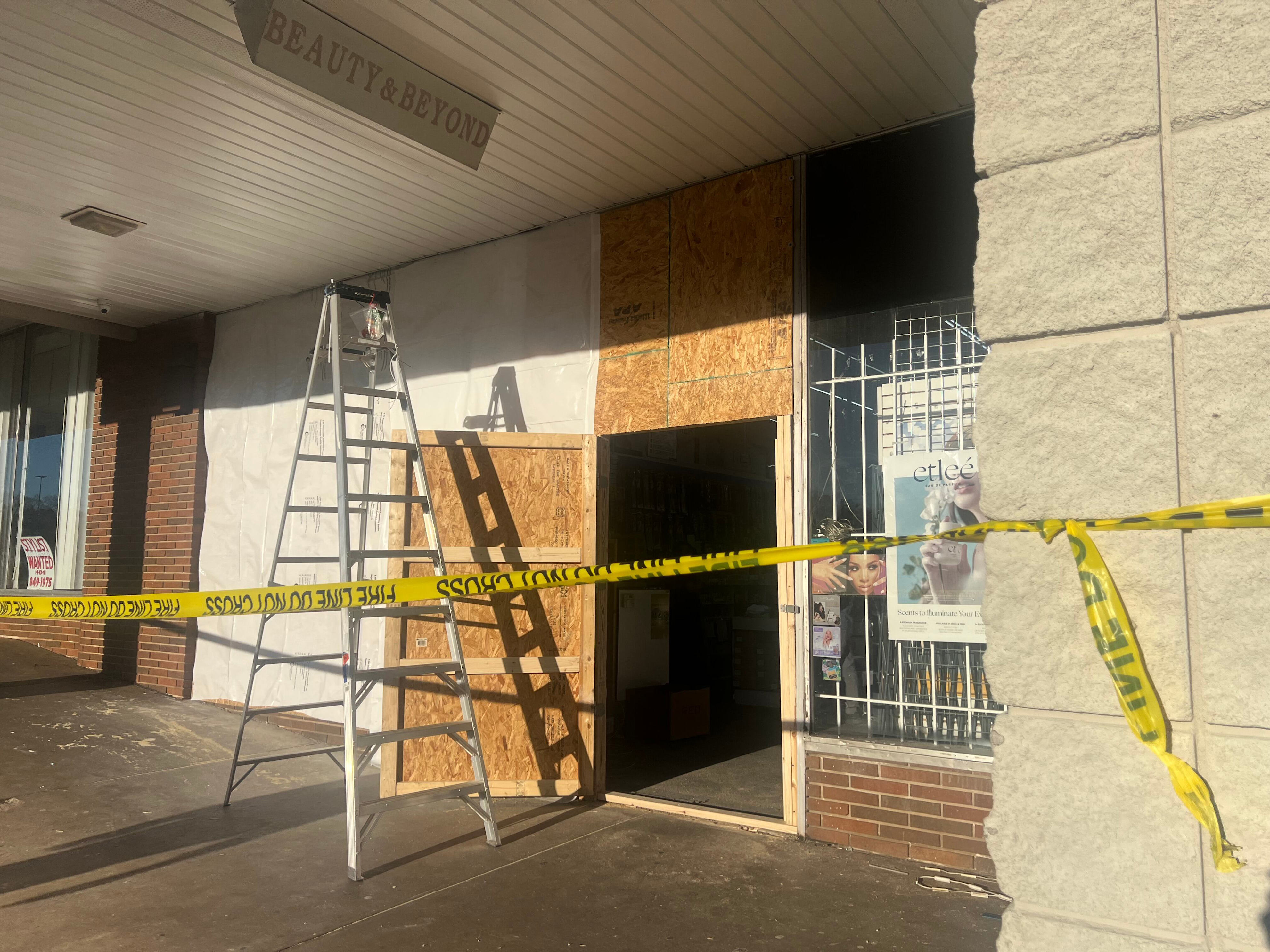 Burglars use U-Haul truck to break into Georgia beauty supply store
