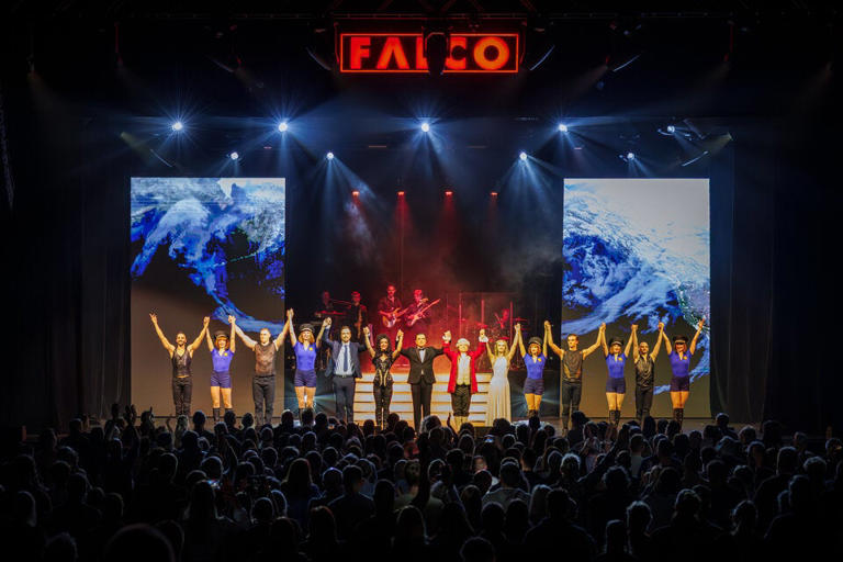 „Falco meets Amadeus“ bringt die Stadthalle zum Glühen