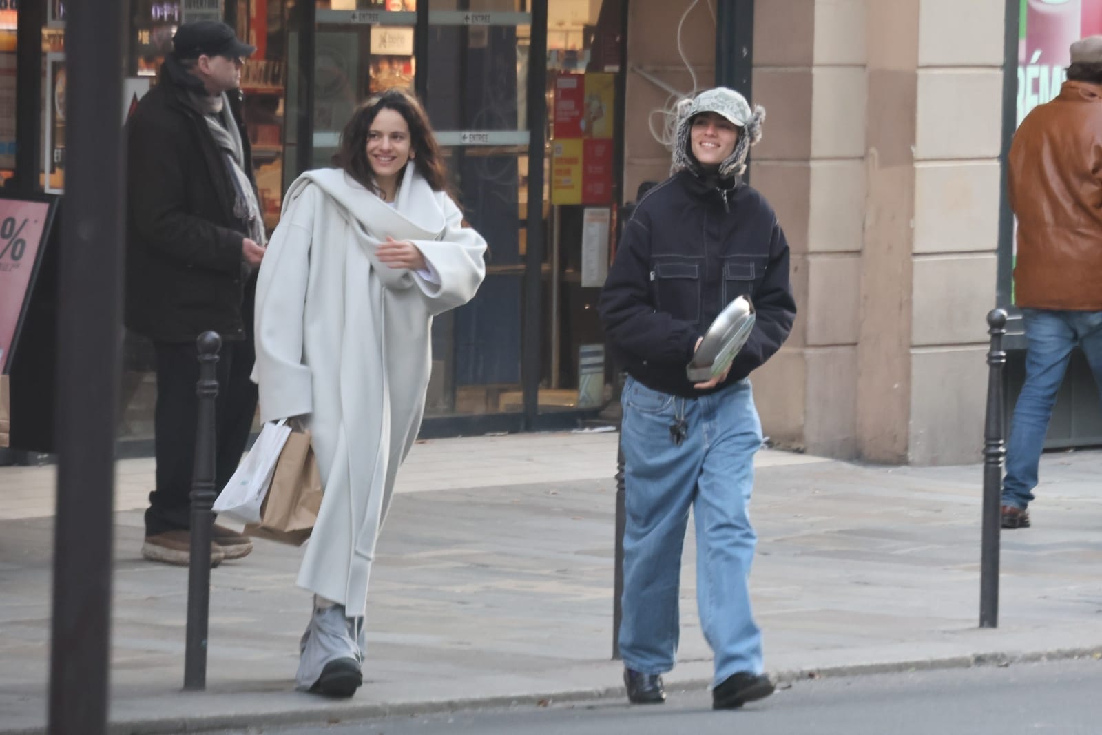 歌手のロザリア、噂のガールフレンドとパリデート「ただの友人」「恋人」SNSで議論勃発