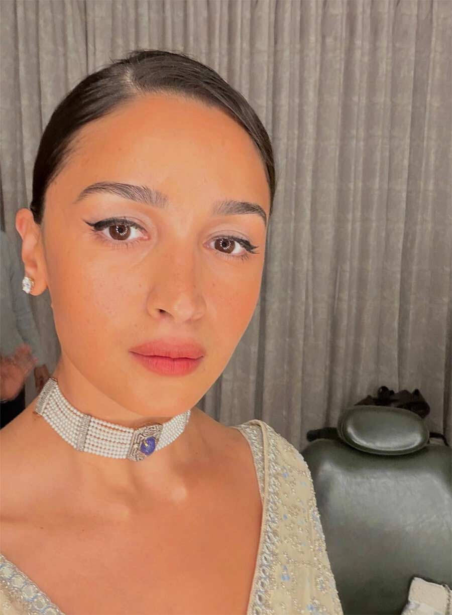 Alia Bhatt turns heads in an elegant saree as she shares glimpses from ...