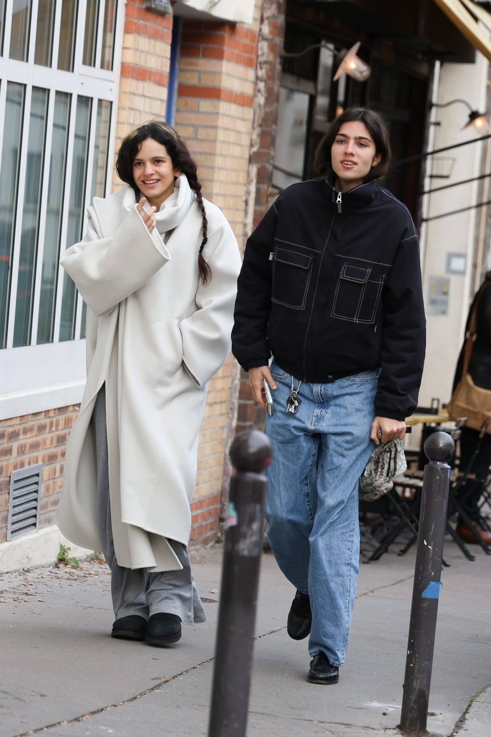 歌手のロザリア、噂のガールフレンドとパリデート「ただの友人」「恋人」SNSで議論勃発