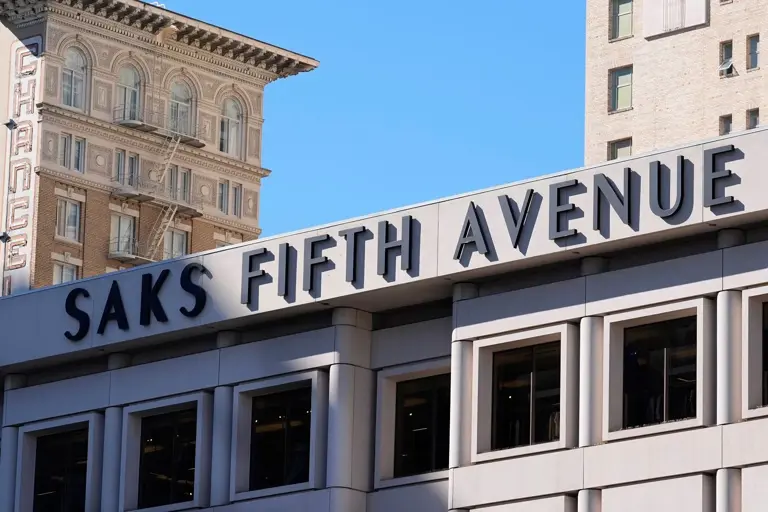 Saks Global: Αίτηση πτώχευσης για την αυτοκρατορία της πολυτελούς μόδας