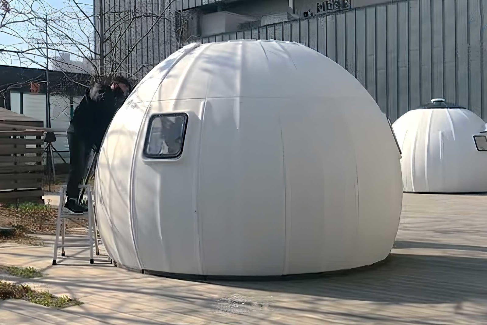 Ezdome, une petite maison en forme de bulle qui se replie à plat et se ...