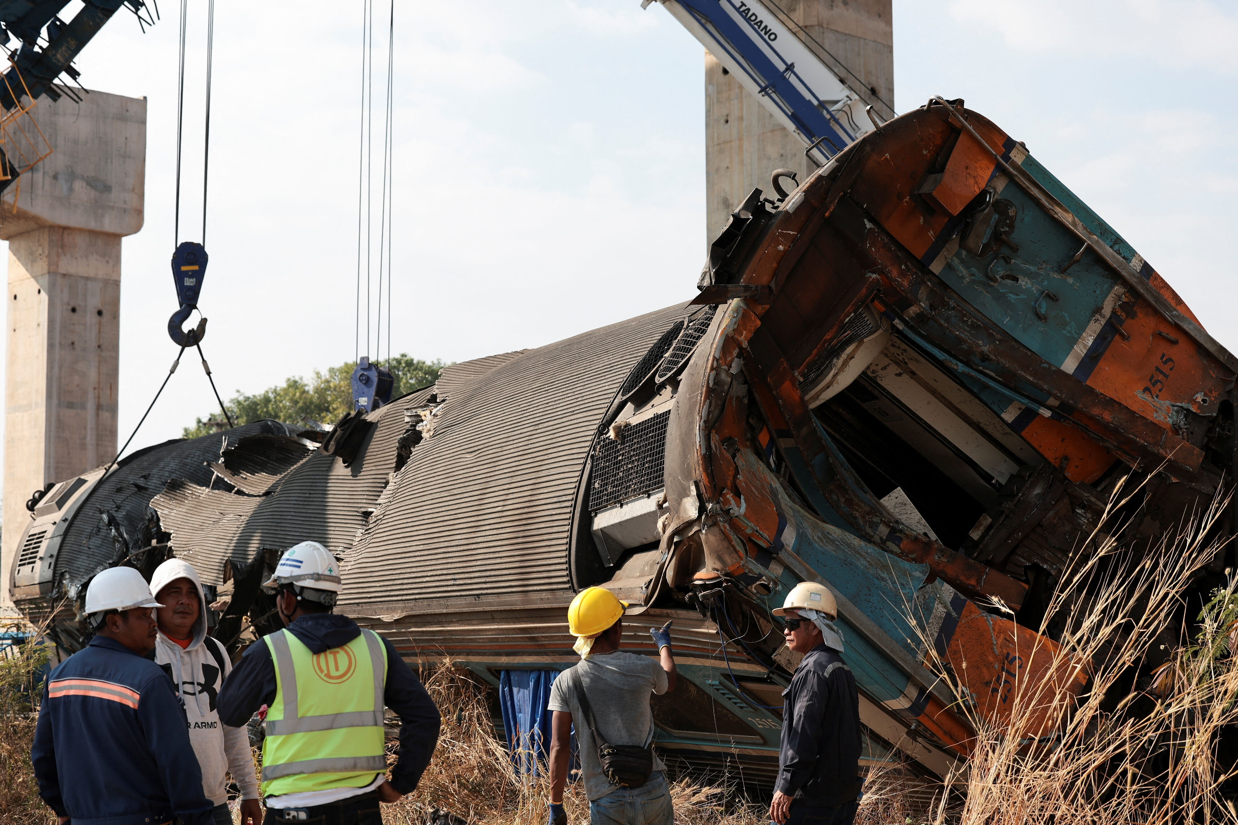Kran vælter ned over tog i Thailand: Mindst 25 er døde