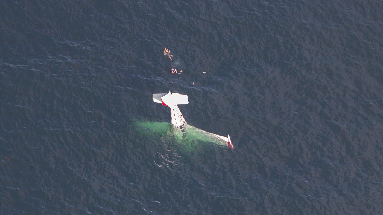 Watch a pilot lose his engine and land in the ocean