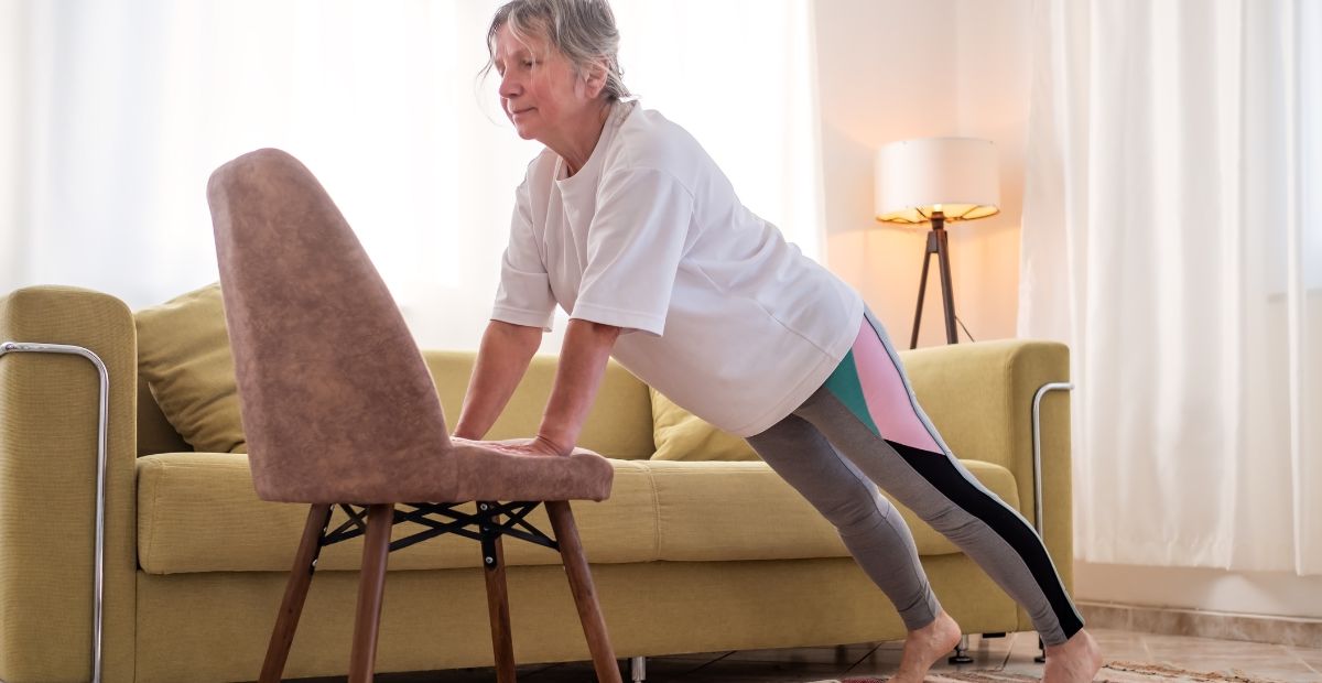 Pilates sur chaise après 50 ans : les exercices les plus efficaces pour ...