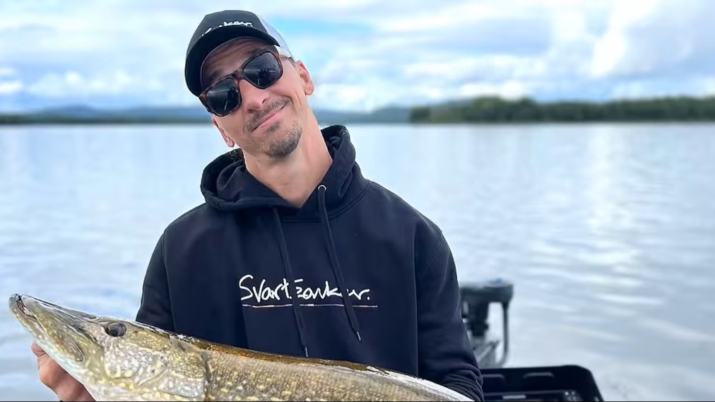 Zlatan Ibrahimović rijdt rond in deze peperdure wagen t.w.v. € 533.668,-