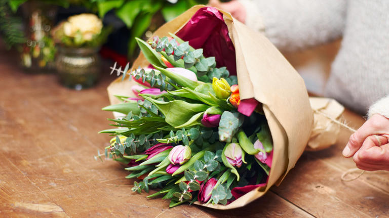 How to perfectly wrap a bouquet of flowers for a professional looking ...