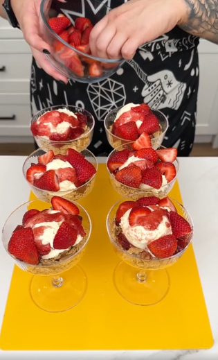 No-fuss 4-ingredient strawberry cheesecake cups