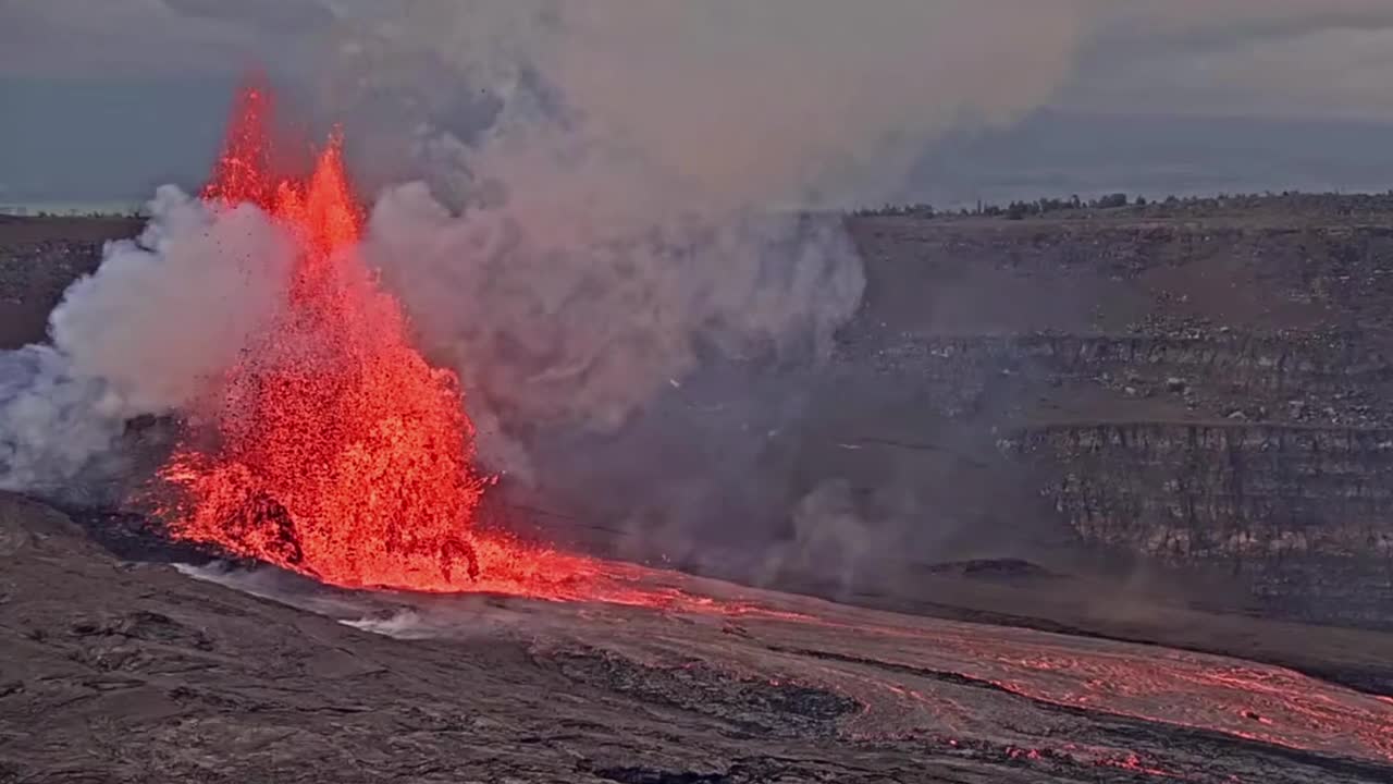Kilauea volcano spews 800ft high lava fountains in latest eruption