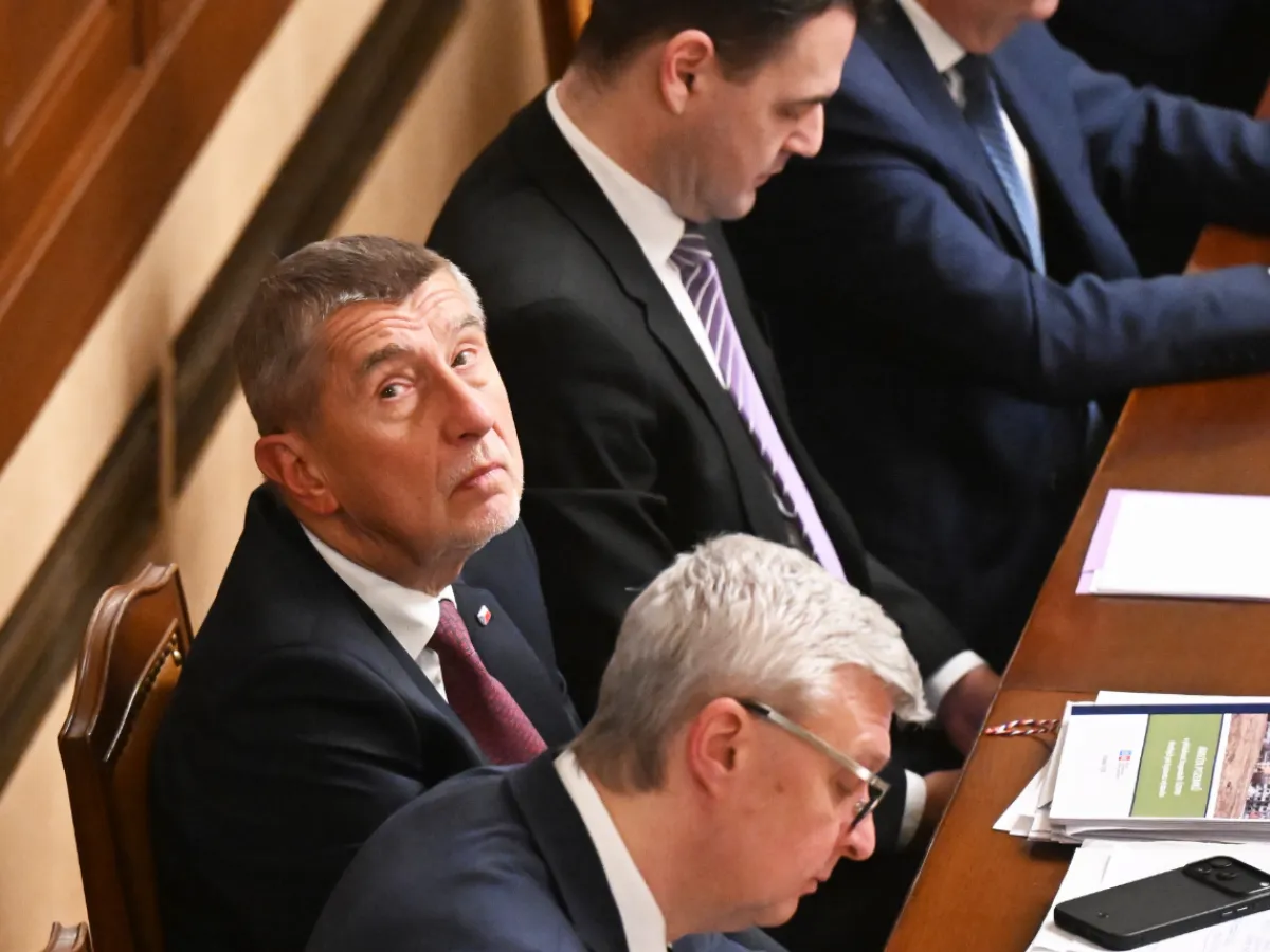 Piráti už chodí normálně. Poslanci druhý den jednají o vyslovení důvěry ...